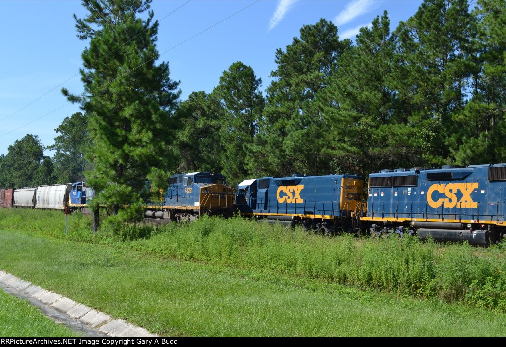 CSX Q452 MEETS CSX A781